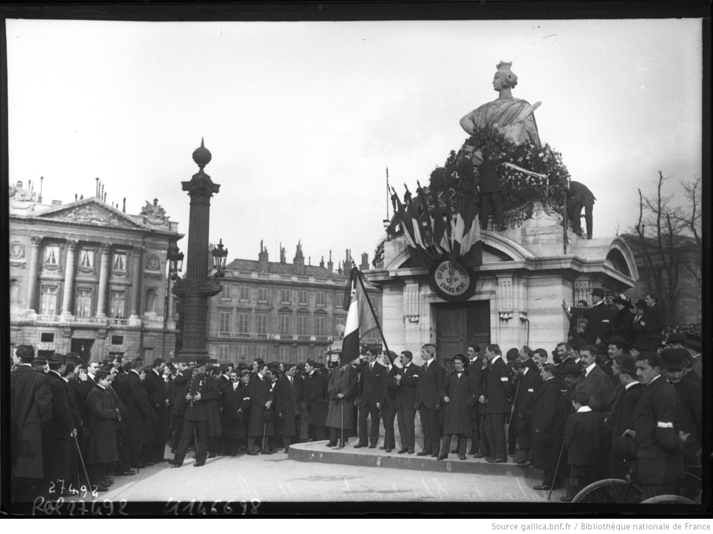 1913 – Paris – Cérémonie patriotique étudiante française à la statue de ...